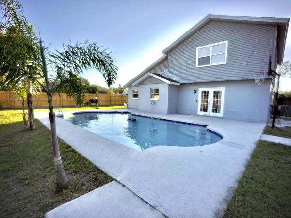 Heated Pool & Basketball, Sleeps 12 Tropical Dream Villa, Valrico Brandon - Plant City, FL