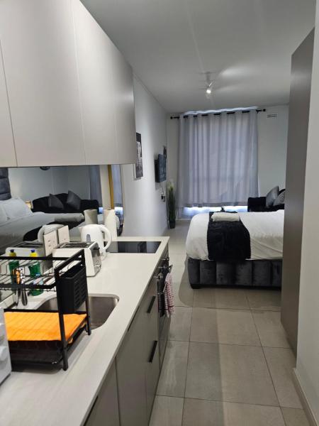 Executive Deluxe Studio Apartment In Rosebank - Johannesburg