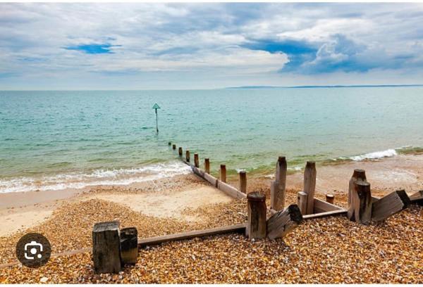 Spacious 2-bed Seafront Apartment I Sea Views I Free Parking I Sleeps 6 - Havant