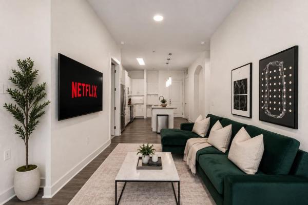 Luxury 2br Retreat Las Colinas Pool, Gym, Wifi - Irving, TX