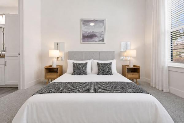 Luxury 2br Retreat Las Colinas Pool, Gym, Wifi - Carrollton, TX