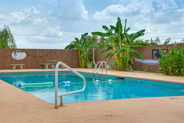 Community Pool & Central Location! Houma Apt - Lake Fields, LA