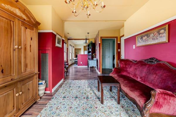Beautiful Upstairs Victorian Apartment On Broadway - Schenectady, NY