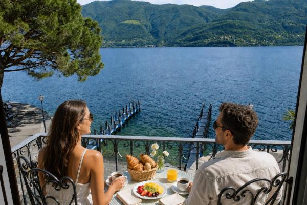 Casa Al Lago - Lakefront Two-storey Apartment On Lake Promenade - Brissago