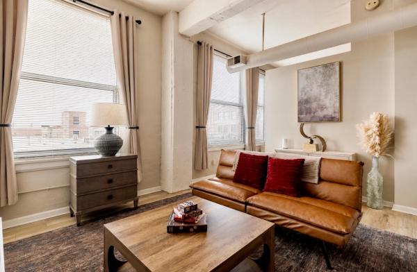 Modern Downtown Loft, Gym, Sauna, Wifi, Walkable - Cleveland