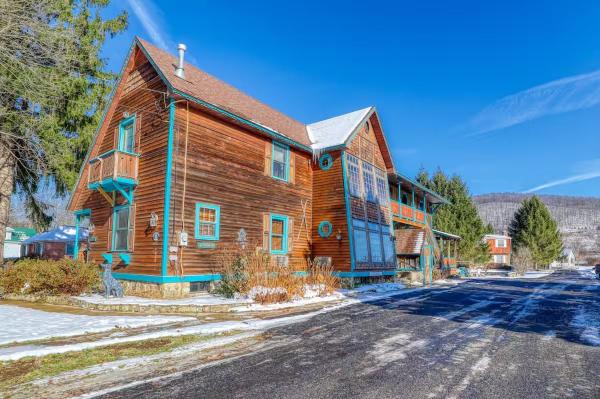 Large Ski Home: Seasonal Pool & Year-round Hot Tub - Ellicottville, NY