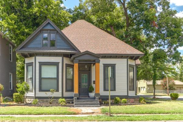 Walk Everywhere! Downtown Fort Smith Duplex - Fort Smith, AR