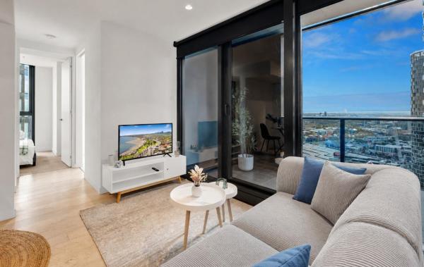 Central Location Cbd Escape - Stunning Views, Pool And Gym Access - Brunswick