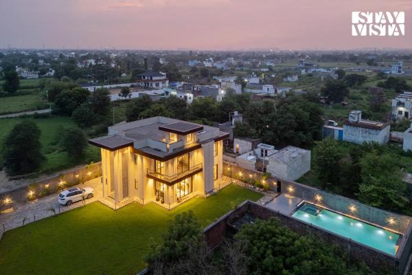 Stayvista At The Infinity Heaven With Pool, Bar & Lawn - Noida