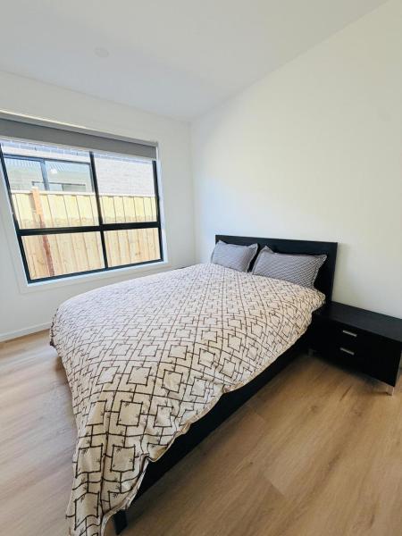 Regal Suite I Master Bedroom I Ensuite - Werribee