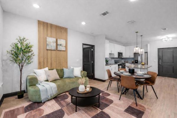Premium 2br Retreat Pool, Gym, Balcony, Wi-fi - Fort Worth, TX