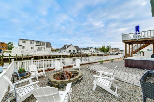 Dock & Hot Tub! Family Escape, 6 Mi To Lbi Beaches - Long Beach Island, NJ