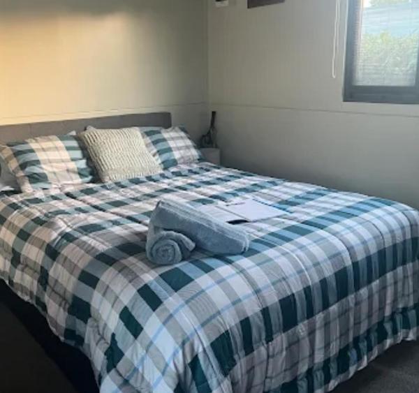 Cozy Matarangi Cabin Garden And Lake Views - Coromandel