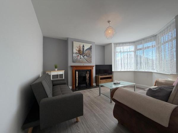 Modern 3br Leeds Home Near Headingley, Sleeps 5, Driveway Parking, Fast Wifi & Private Garden - Leeds Bradford Airport (LBA)