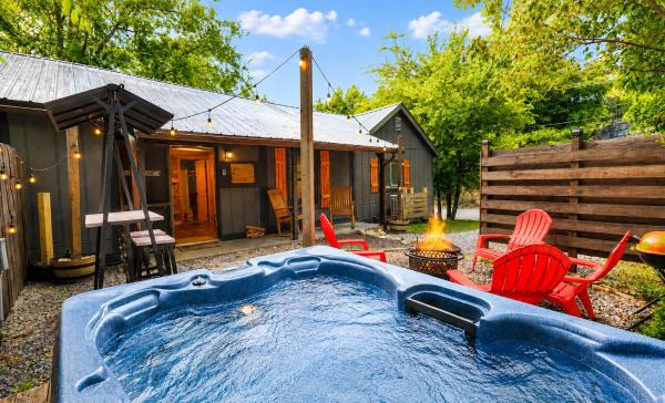 Steps From Downtown Pigeon Forge Parkway + Private Hottub And Firepit - Wifi - Firefly Bungalows - Pigeon Forge, TN