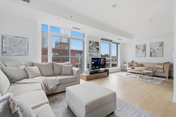 Panoramic Cn Tower Views Luxe 2br 2ba W Parking - Toronto