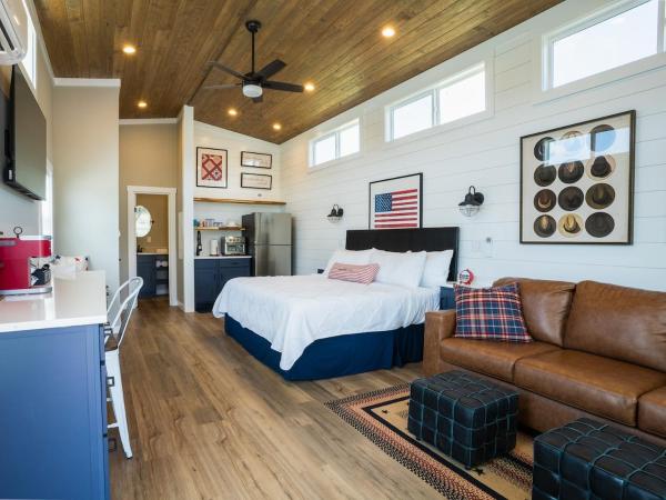 The Hotel - Bold Americana Suite - Pool - Hot Tub - Gym - Bar - Lake - Crystal River, FL