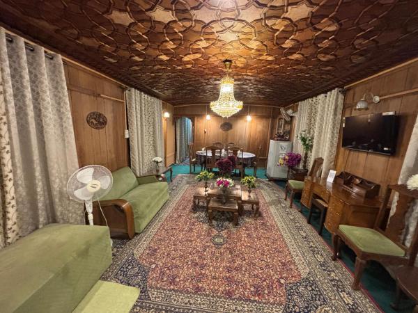 Lucky Kashmir Heritage Houseboat - Srinagar