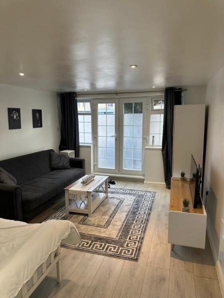 Spacious Cosy Dagenham Studio - Romford