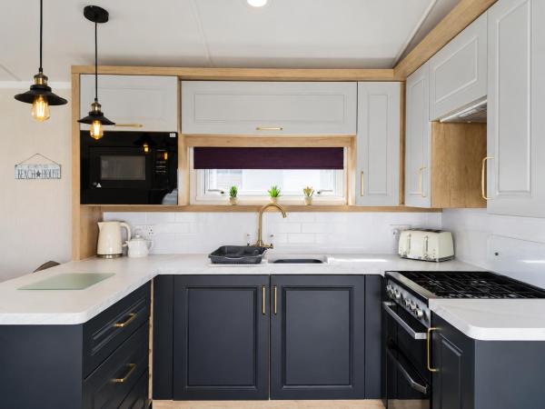 The Sandy Retreat A Stylish Caravan In Parkdean Camber Sands Resort, 2 Bedrooms, 1,5 Bathrooms, Sleeps 6 - 캠버 샌드