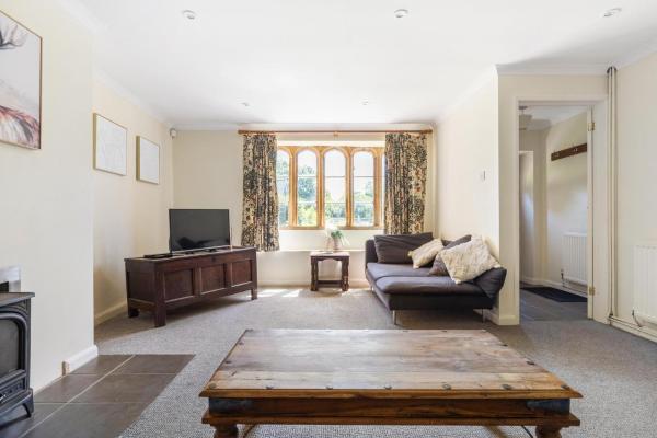 Charming Cottage Sleeps 7 - Chard