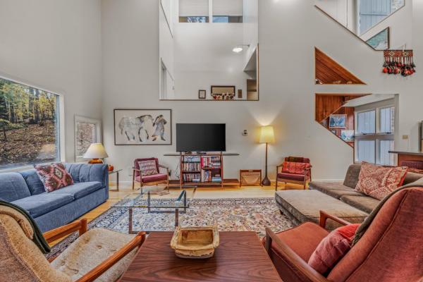Black Forest - Wifi, Pet Friendly, Grill, Deck, Screen Porch, Family Friendly, Fireplace, Pool Access, Hiking - West Virginia