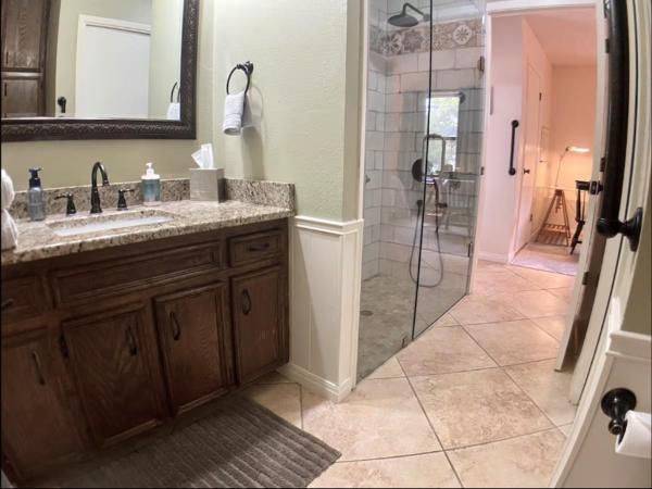 Comfortable Room With Private Entrance And Private Bath - Georgetown, TX