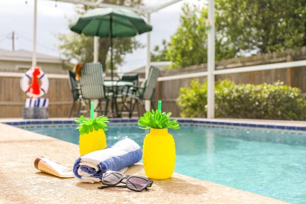 Salty Tide Getaway - Nightlife, Pool, Play, Beach - Palm Harbor