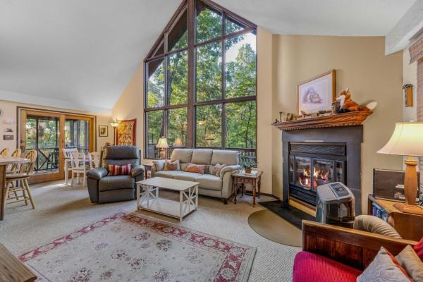 Fox Hollow - Hot Tub, Wifi, Pet Friendly, Screen Porch, Deck, Recreation Center, Pool Access, Golf Nearby, Hiking, Grill, Fireplace, King Bed - West Virginia