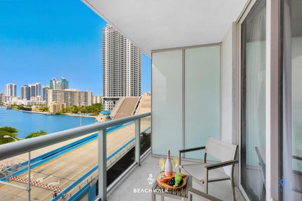 Cozy Studio Intracoastal View & Balcony - Hallandale Beach
