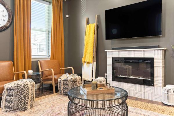 Spacious Home For 10 - Backyard - Sleeps Groups - Cincinnati