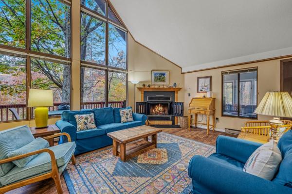 Treetop Cabin -- Pool Access - Fireplace - Grill - Screen Porch - Deck - Wifi - Golf Nearby - West Virginia