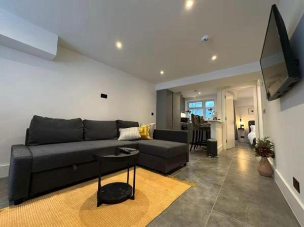 Two Bedroom House In Kilburn - 트위크넘