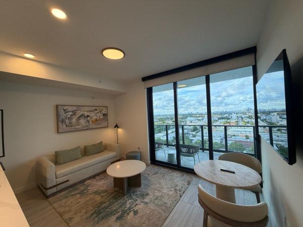 Modern 2br Retreat - Resort Pool & Gym - Miami Beach, FL