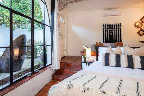 Casa Blanca Suite B2 - Sunlit Montecito Studio Retreat With Patio - Montecito, CA