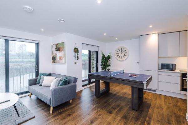 Riverside Gem, Private Balcony & Pool Table - Salford
