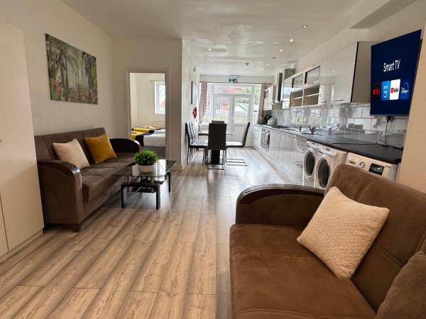 2 Bedroom 2 Bathroom Ground Floor Apartment In Newbury Park Ilford With Garden Parking And Fast Wifi - Dagenham