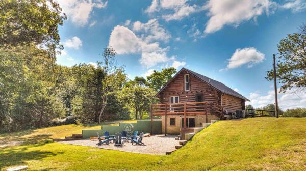 A Novel Stay 3 Bed 2 Bath Log Cabin In Shelbyville, Il - Illinois