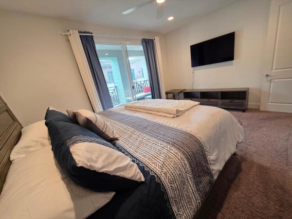 Master Bedroom-2 With Bathroom & Parking, 4-min Walking To The Beach - Oceanside, CA