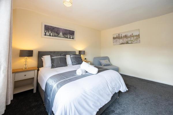 Spacious 3 Bedroom Home With Free Wifi, Garden, Parking And Excellent Links To Greater Manchester - Bolton