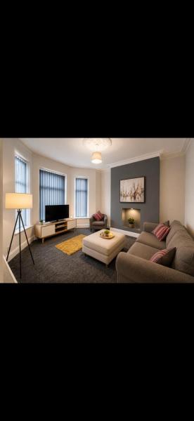 Stunning And Massive 4 Bedroom 8 Person 2 Bathroom House! - Hull