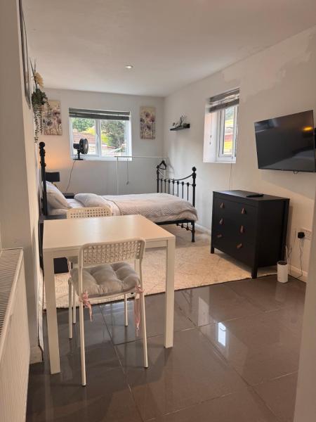 Cosy Ground Floor Studio, Private Kitchen & Bath - Luton