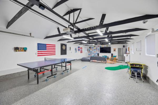 Spacious Pet Friendly Home With Game Room Sleeps 12 - Warren, MI