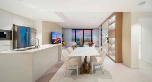 Spacious 3 Bedroom Apartment, Level 64, Brisbane Skytower - City & River Views, Open Living Area, Workspace, Complementary Drinks And Snacks, Pool And Gym - Parking And Daily Service Available - Brisbane