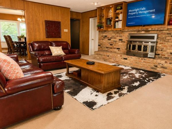 Poolside Retreat Sleeps 9 | Family Getaway With Outdoor Fun - Gainesville, TX