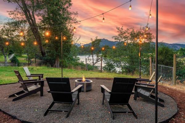 Umpqua Riverfront Retreat 2 King Beds Patio View - Becker Vineyard, Roseburg