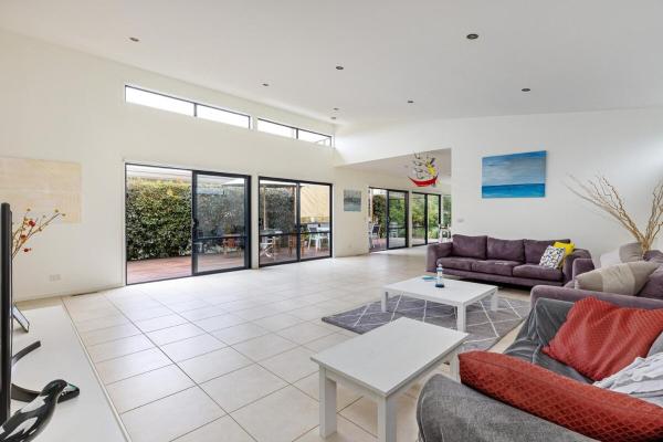 Sea Haven: Coastal Views, Family Retreat - Mornington