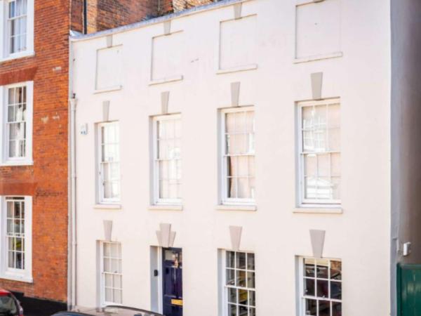 West Pallant Georgian Townhouse In City Centre With Courtyards, Bbq & Log Burners - Dogs Welcome! Chichester Holiday Properties - Chichester