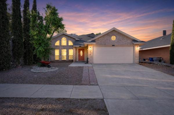 Savor Desert Sunsets With Fireplace In El Paso Home - 산타 테레사