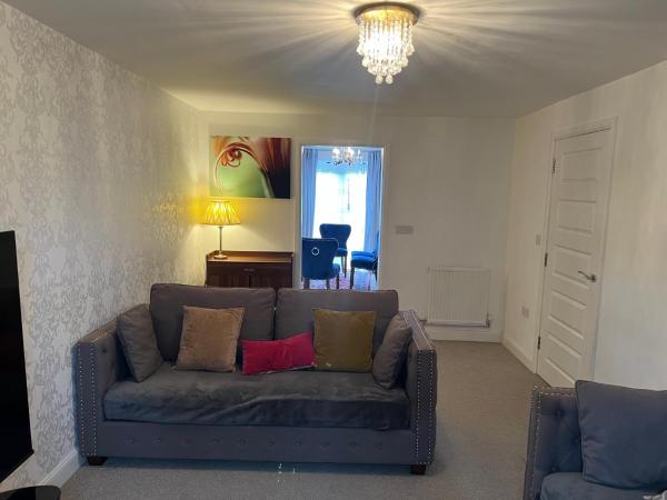 House - Sleeps 8 - Parking And Garden - Coventry